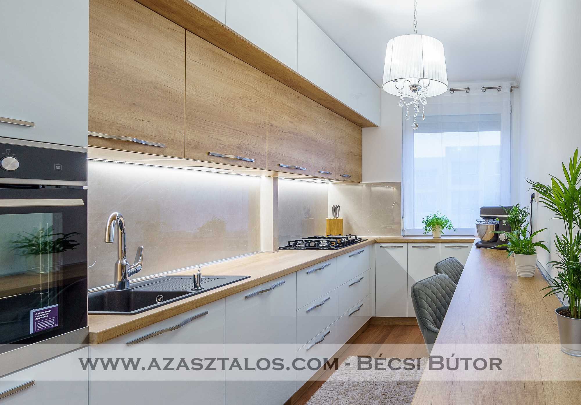 Modern U-alakú konyha – Panellakás kimaxolva | Bécsi Bútor - Az asztalos