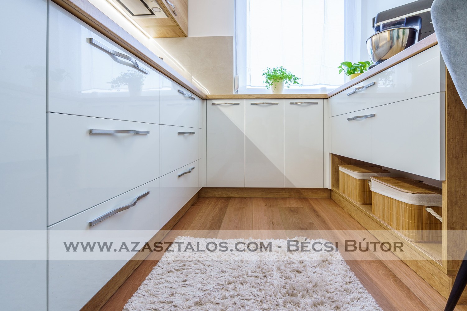 Modern U-alakú konyha – Panellakás kimaxolva | Bécsi Bútor - Az asztalos